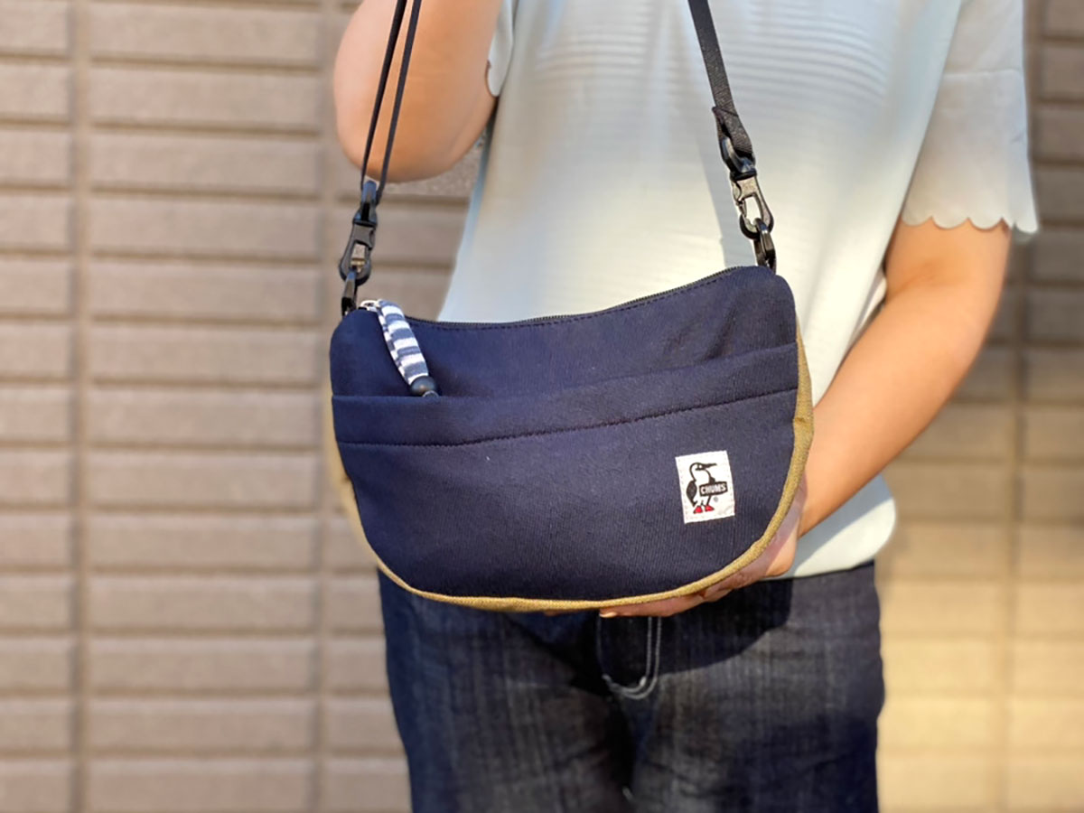 手ぶら感覚！ チャムスの『ミニショルダー』が身軽なのに収納力もすごいぞ – UPDATE[アップデート] by grape