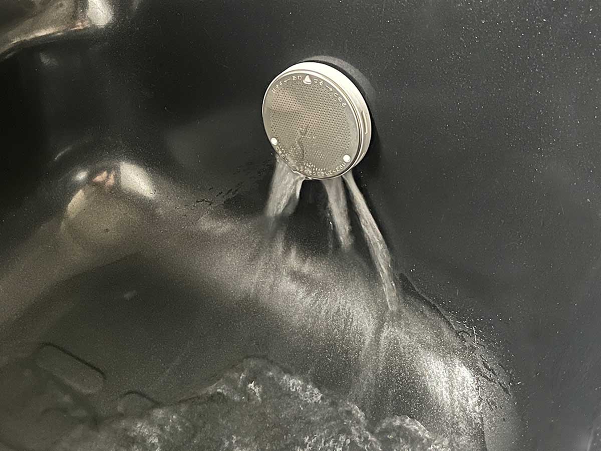 見たら絶対やってみたくなる！ SNSで話題の風呂釜洗浄剤『ヘドロトルネード』を試してみたらあふれ出る汚れに驚愕！ – UPDATE[アップデート] by grape